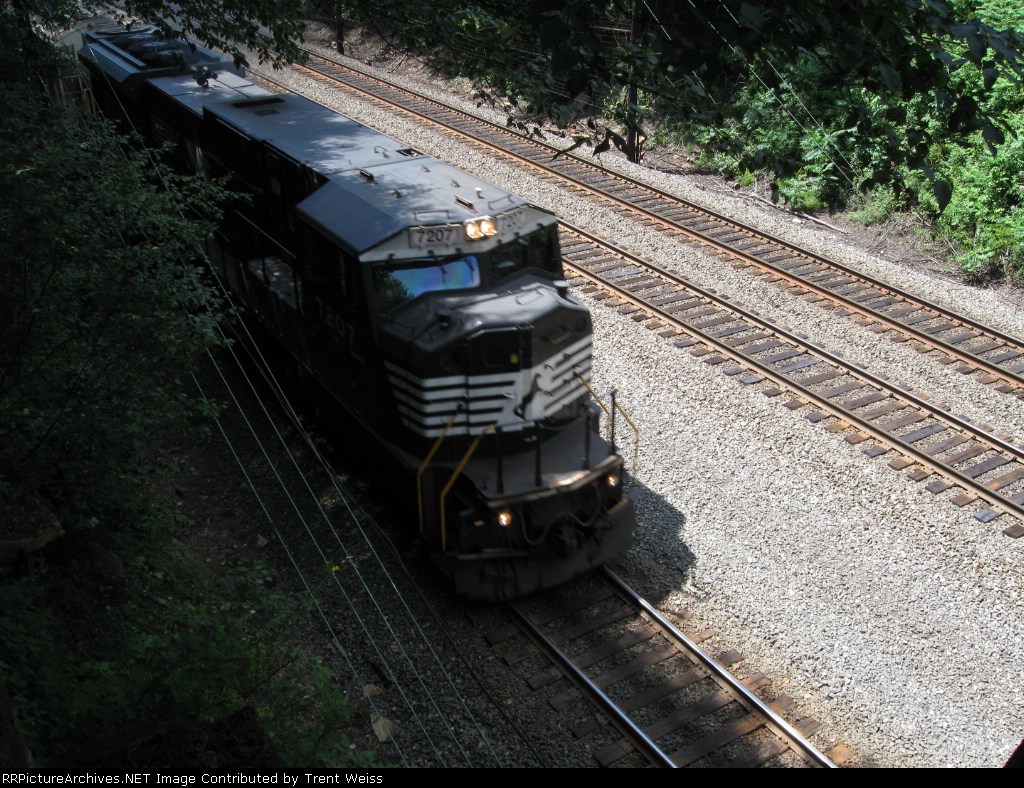 NS 7207 leads eastbound